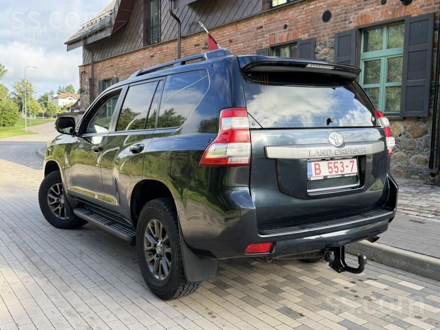 Pelēks Toyota Land Cruiser 2014 Rēzekne, ar dzinēja tilpumu 3.00 L un nobraukumu 132 tūkst. km par 29990 €, foto 5 vietnē AUTOMOTO.COM.LV