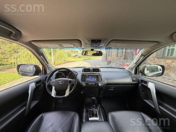 Grey Toyota Land Cruiser 2014 in Rezekne, with an engine capacity of 3.00 L and mileage of 132 thousand km for 29990 €, photo 6 on AUTOMOTO.COM.LV