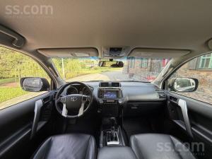 Pelēks Toyota Land Cruiser 2014 Rēzekne, ar dzinēja tilpumu 3.00 L un nobraukumu 132 tūkst. km par 29990 €, foto 7 vietnē AUTOMOTO.COM.LV