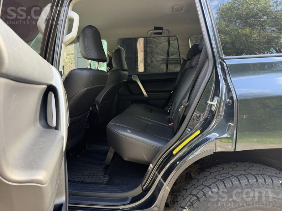 Pelēks Toyota Land Cruiser 2014 Rēzekne, ar dzinēja tilpumu 3.00 L un nobraukumu 132 tūkst. km par 29990 €, foto 10 vietnē AUTOMOTO.COM.LV