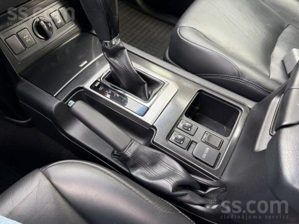 Grey Toyota Land Cruiser 2014 in Rezekne, with an engine capacity of 3.00 L and mileage of 132 thousand km for 29990 €, photo 10 on AUTOMOTO.COM.LV