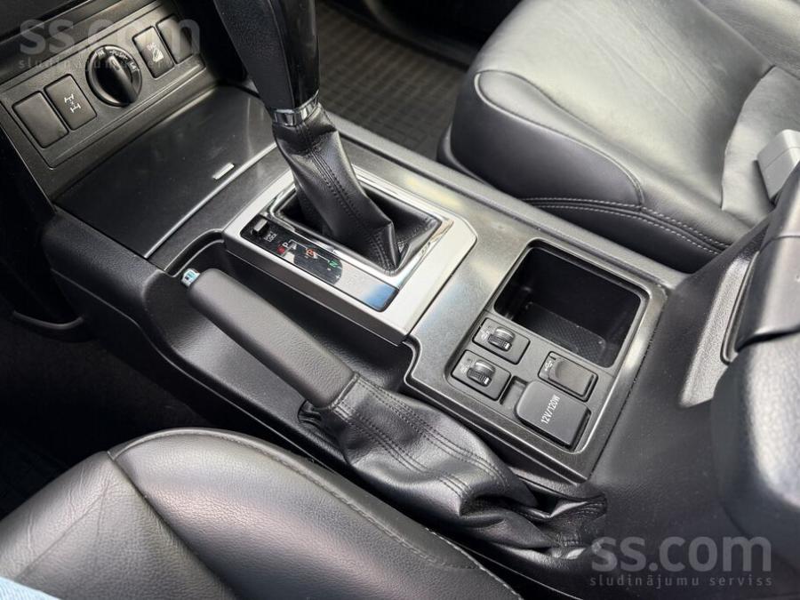 Pelēks Toyota Land Cruiser 2014 Rēzekne, ar dzinēja tilpumu 3.00 L un nobraukumu 132 tūkst. km par 29990 €, foto 11 vietnē AUTOMOTO.COM.LV