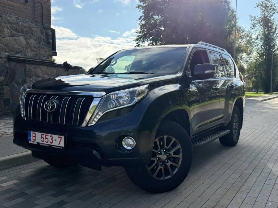 Grey Toyota Land Cruiser 2014 in Rezekne, with an engine capacity of 3.00 L and mileage of 132 thousand km for 29990 €, photo 3 on AUTOMOTO.COM.LV