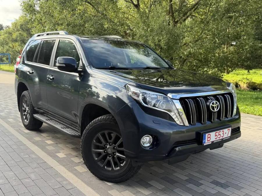Grey Toyota Land Cruiser 2014 in Rezekne, with an engine capacity of 3.00 L and mileage of 132 thousand km for 29990 €, photo 4 on AUTOMOTO.COM.LV