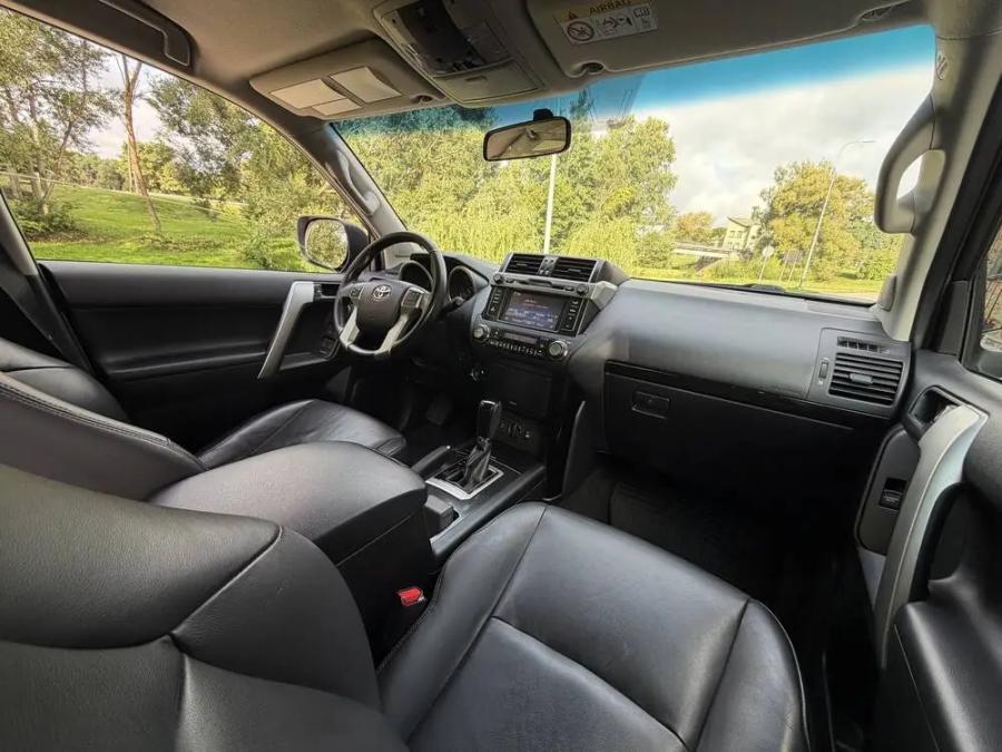 Grey Toyota Land Cruiser 2014 in Rezekne, with an engine capacity of 3.00 L and mileage of 132 thousand km for 29990 €, photo 9 on AUTOMOTO.COM.LV