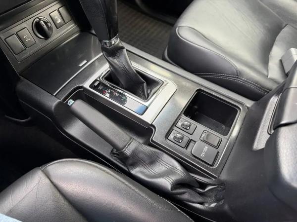 Pelēks Toyota Land Cruiser 2014 Rēzekne, ar dzinēja tilpumu 3.00 L un nobraukumu 132 tūkst. km par 29990 €, foto 10 vietnē AUTOMOTO.COM.LV