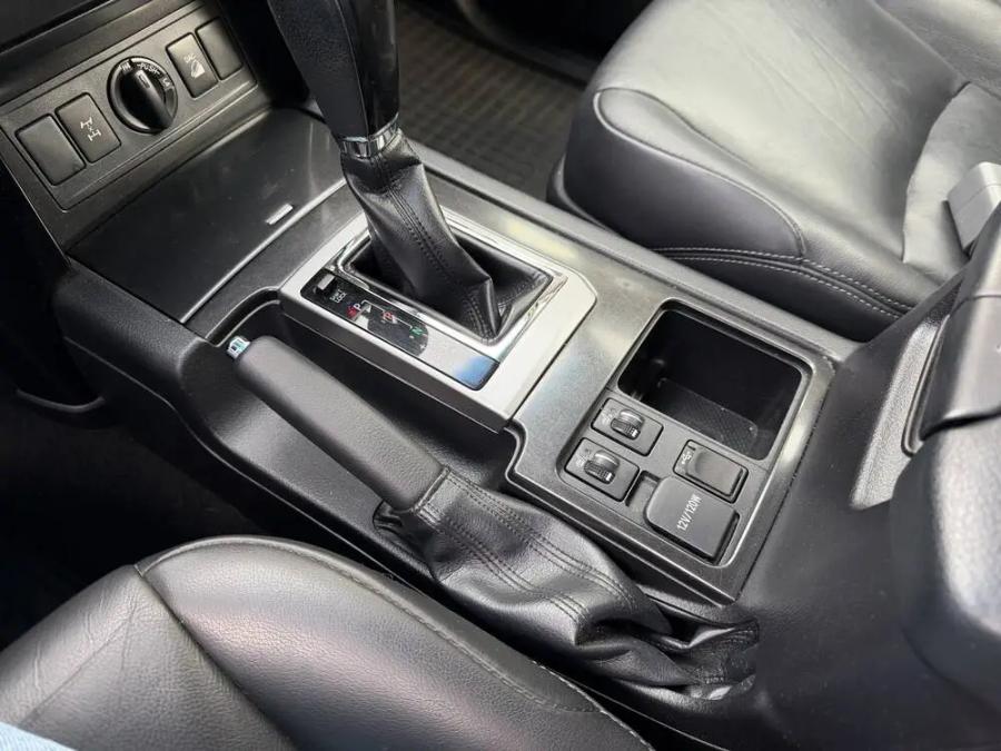 Grey Toyota Land Cruiser 2014 in Rezekne, with an engine capacity of 3.00 L and mileage of 132 thousand km for 29990 €, photo 11 on AUTOMOTO.COM.LV