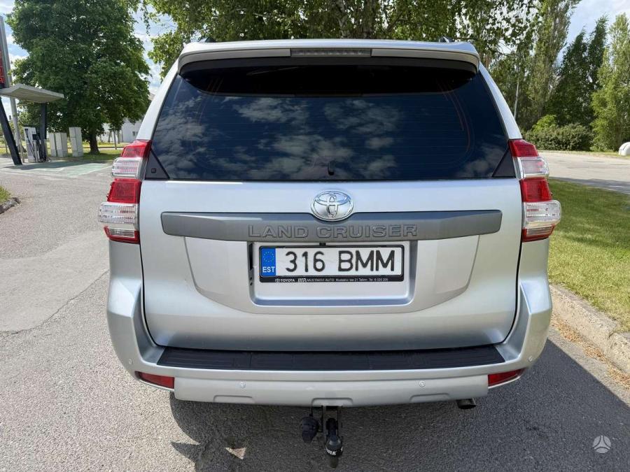 Pelēks Toyota Land Cruiser 2014 Tauragė, ar dzinēja tilpumu 2.98 L un nobraukumu 270 tūkst. km par 22500 €, foto 10 vietnē AUTOMOTO.COM.LV