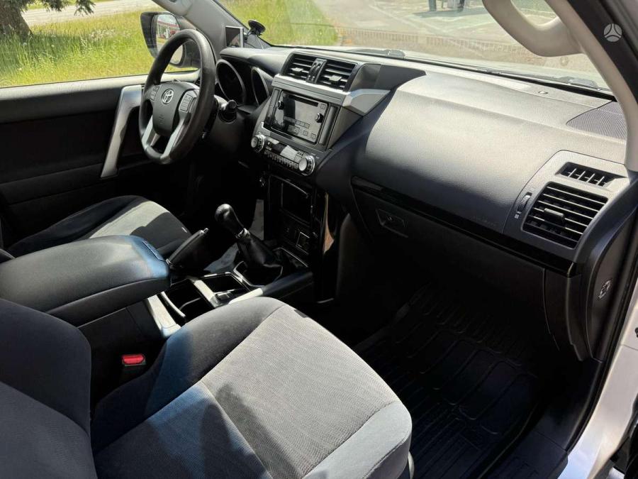 Pelēks Toyota Land Cruiser 2014 Tauragė, ar dzinēja tilpumu 2.98 L un nobraukumu 270 tūkst. km par 22500 €, foto 12 vietnē AUTOMOTO.COM.LV