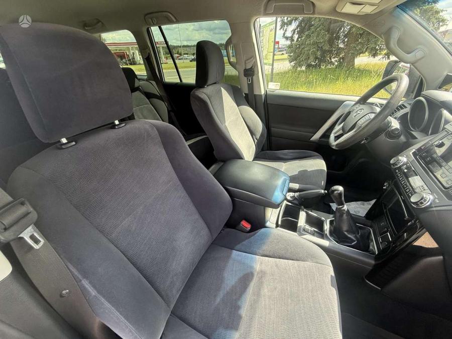 Pelēks Toyota Land Cruiser 2014 Tauragė, ar dzinēja tilpumu 2.98 L un nobraukumu 270 tūkst. km par 22500 €, foto 13 vietnē AUTOMOTO.COM.LV