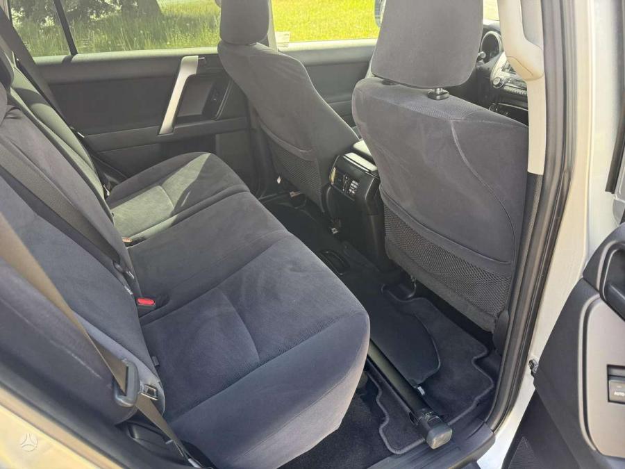 Pelēks Toyota Land Cruiser 2014 Tauragė, ar dzinēja tilpumu 2.98 L un nobraukumu 270 tūkst. km par 22500 €, foto 14 vietnē AUTOMOTO.COM.LV
