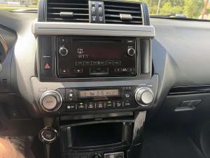 Pelēks Toyota Land Cruiser 2014 Tauragė, ar dzinēja tilpumu 2.98 L un nobraukumu 270 tūkst. km par 22500 €, foto 15 vietnē AUTOMOTO.COM.LV