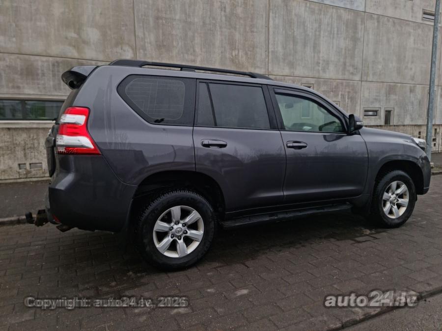 Grey Toyota Land Cruiser 2017 in Tallinn, with an engine capacity of 2.80 L and mileage of 303 thousand km for 26888 €, photo 3 on AUTOMOTO.COM.LV