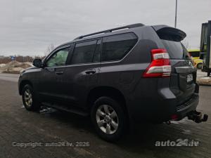 Grey Toyota Land Cruiser 2017 in Tallinn, with an engine capacity of 2.80 L and mileage of 303 thousand km for 26888 €, photo 4 on AUTOMOTO.COM.LV