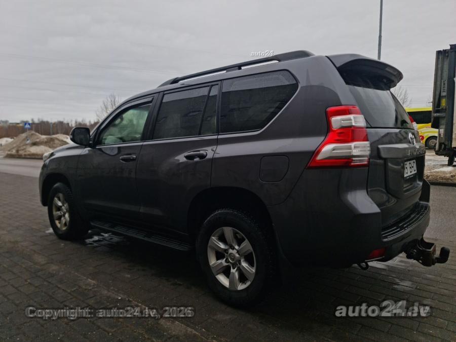 Grey Toyota Land Cruiser 2017 in Tallinn, with an engine capacity of 2.80 L and mileage of 303 thousand km for 26888 €, photo 4 on AUTOMOTO.COM.LV