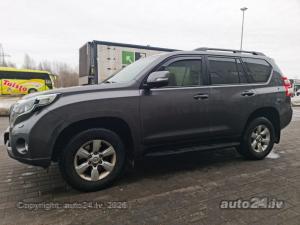 Grey Toyota Land Cruiser 2017 in Tallinn, with an engine capacity of 2.80 L and mileage of 303 thousand km for 26888 €, photo 5 on AUTOMOTO.COM.LV