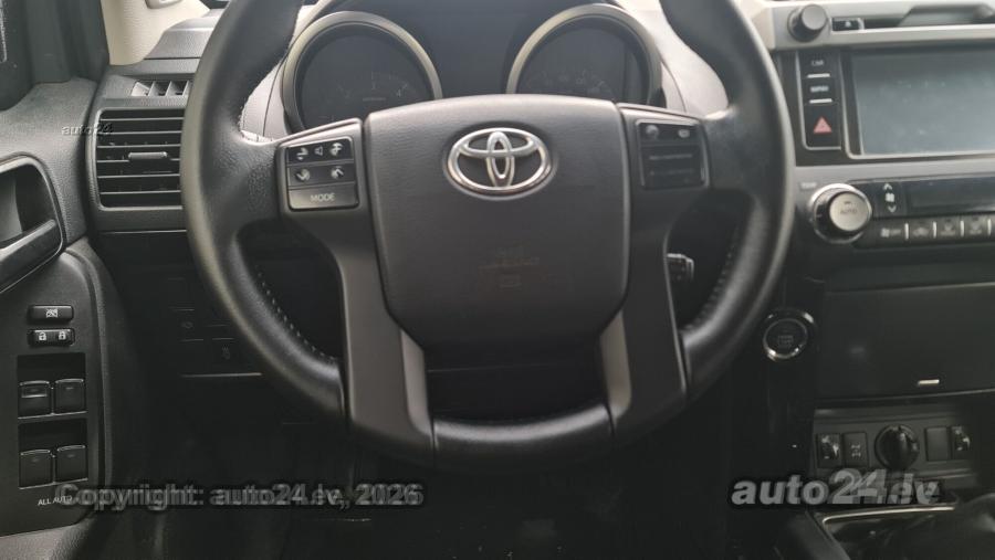 Grey Toyota Land Cruiser 2017 in Tallinn, with an engine capacity of 2.80 L and mileage of 303 thousand km for 26888 €, photo 6 on AUTOMOTO.COM.LV
