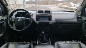 Grey Toyota Land Cruiser 2017 in Tallinn, with an engine capacity of 2.80 L and mileage of 303 thousand km for 26888 €, photo 7 on AUTOMOTO.COM.LV