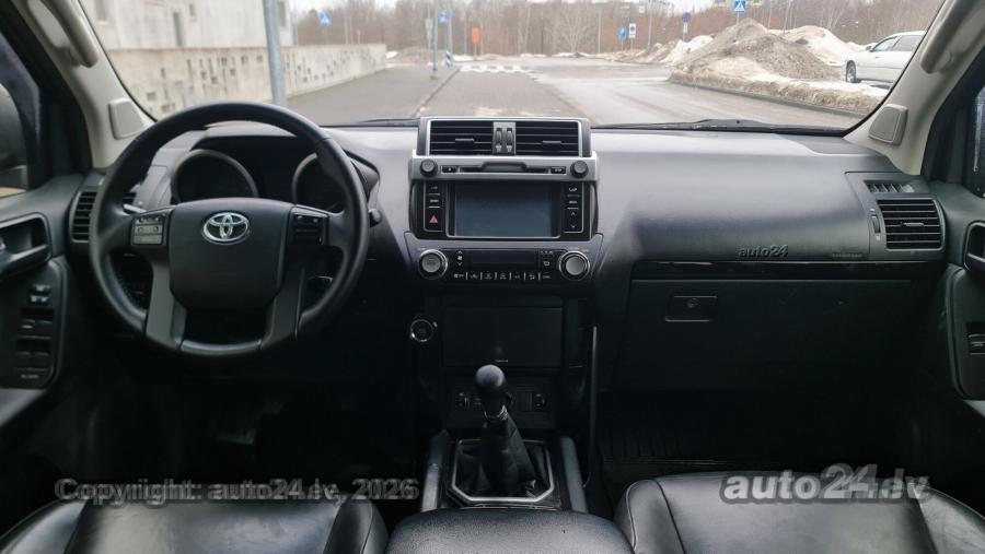 Grey Toyota Land Cruiser 2017 in Tallinn, with an engine capacity of 2.80 L and mileage of 303 thousand km for 26888 €, photo 7 on AUTOMOTO.COM.LV