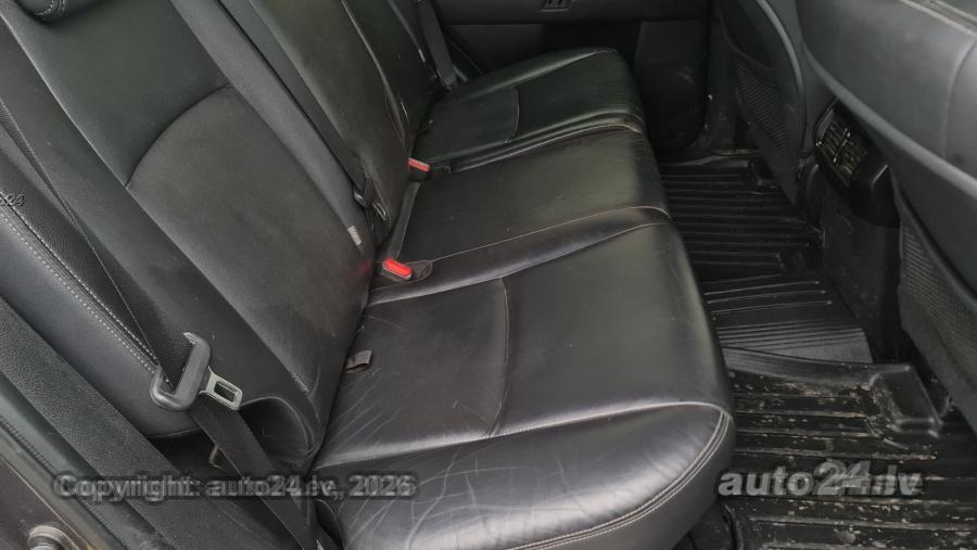 Grey Toyota Land Cruiser 2017 in Tallinn, with an engine capacity of 2.80 L and mileage of 303 thousand km for 26888 €, photo 8 on AUTOMOTO.COM.LV