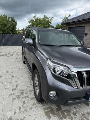 Pelēks Toyota Land Cruiser 2017 Panevēža, ar dzinēja tilpumu 2.76 L un nobraukumu 121 tūkst. km par 36500 €, foto  vietnē AUTOMOTO.COM.LV