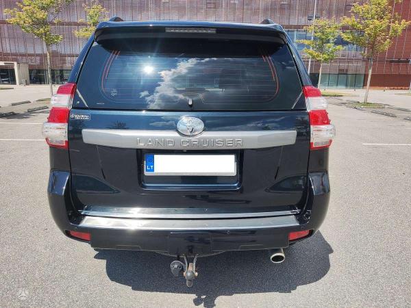 Grey Toyota Land Cruiser 2017 in Klaipeda, with an engine capacity of 2.76 L and mileage of 119 thousand km for 32900 €, photo 4 on AUTOMOTO.COM.LV