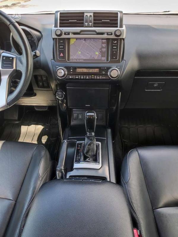 Grey Toyota Land Cruiser 2017 in Klaipeda, with an engine capacity of 2.76 L and mileage of 119 thousand km for 32900 €, photo 9 on AUTOMOTO.COM.LV