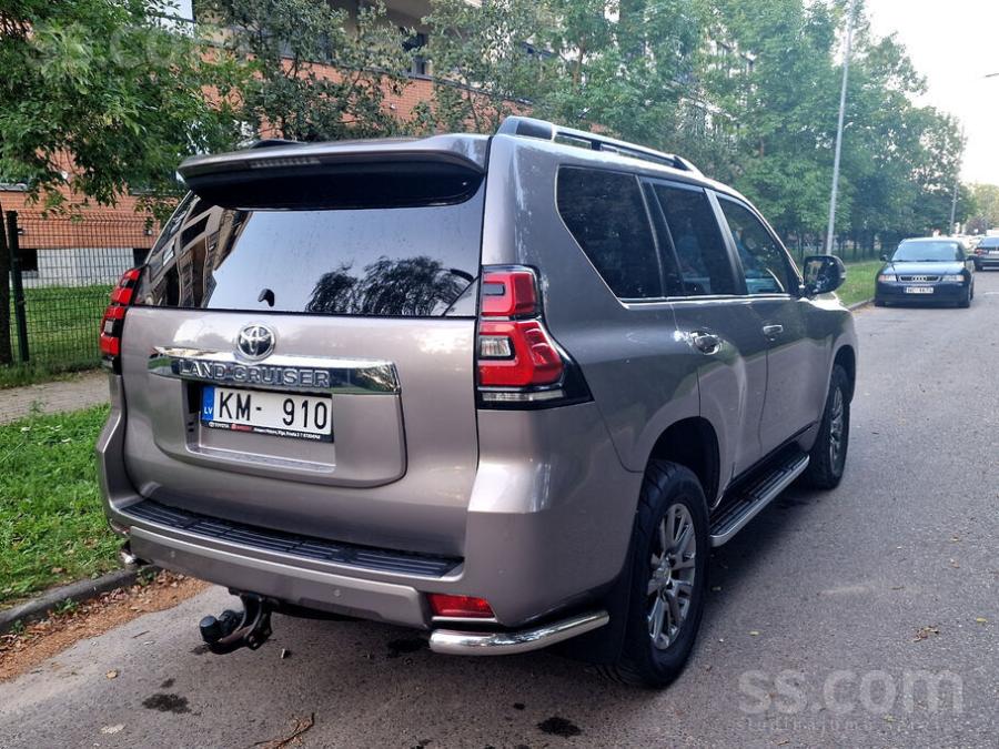 Pelēks Toyota Land Cruiser 2018 Rīga, ar dzinēja tilpumu 2.80 L un nobraukumu 131 tūkst. km par 36000 €, foto 2 vietnē AUTOMOTO.COM.LV