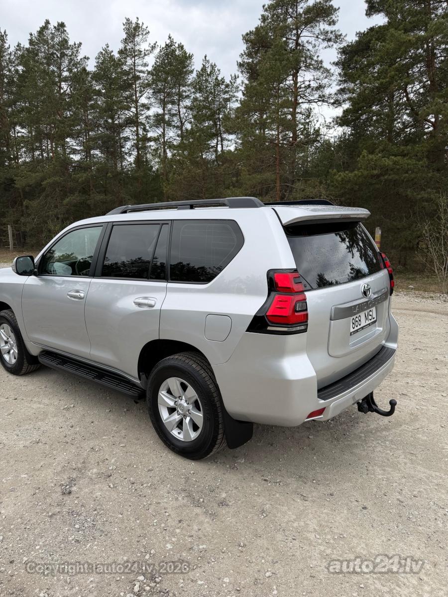 Pelēks Toyota Land Cruiser 2019 Tallina, ar dzinēja tilpumu 2.80 L un nobraukumu 188 tūkst. km par 42900 €, foto 5 vietnē AUTOMOTO.COM.LV