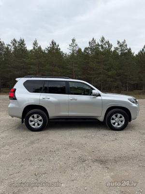 Pelēks Toyota Land Cruiser 2019 Tallina, ar dzinēja tilpumu 2.80 L un nobraukumu 188 tūkst. km par 42900 €, foto 8 vietnē AUTOMOTO.COM.LV