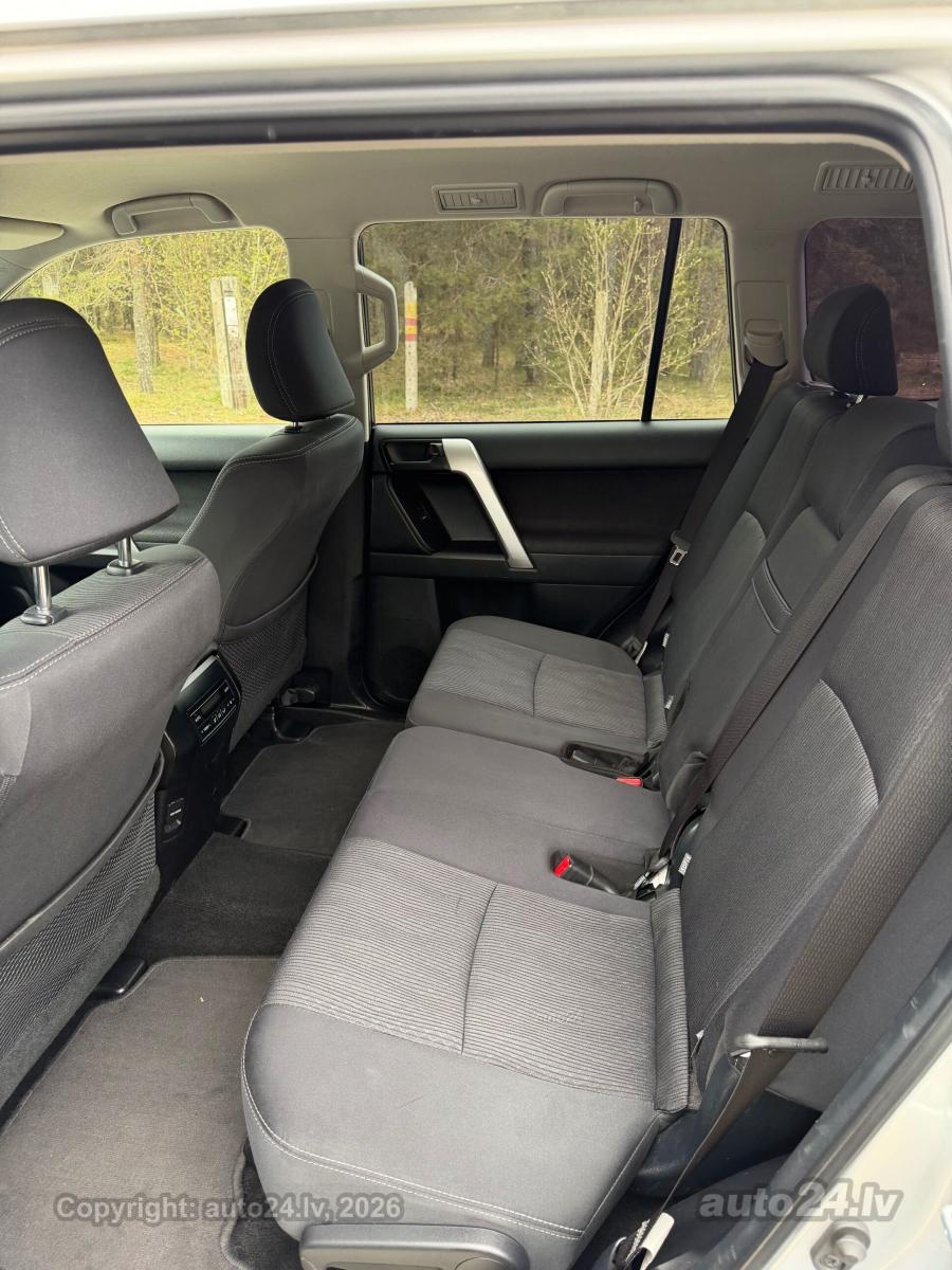 Pelēks Toyota Land Cruiser 2019 Tallina, ar dzinēja tilpumu 2.80 L un nobraukumu 188 tūkst. km par 42900 €, foto 11 vietnē AUTOMOTO.COM.LV