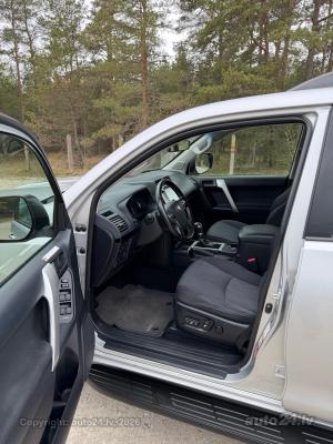 Pelēks Toyota Land Cruiser 2019 Tallina, ar dzinēja tilpumu 2.80 L un nobraukumu 188 tūkst. km par 42900 €, foto 12 vietnē AUTOMOTO.COM.LV
