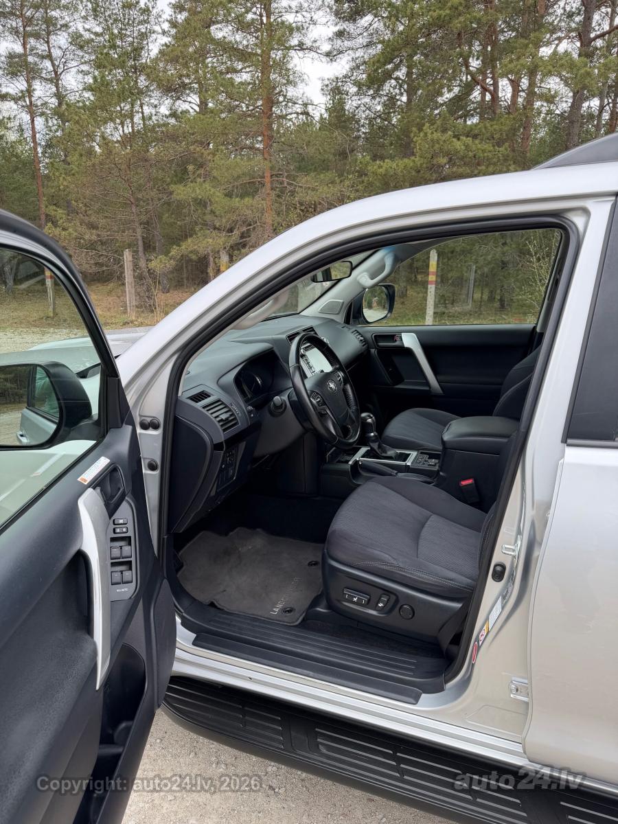 Pelēks Toyota Land Cruiser 2019 Tallina, ar dzinēja tilpumu 2.80 L un nobraukumu 188 tūkst. km par 42900 €, foto 12 vietnē AUTOMOTO.COM.LV