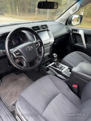 Pelēks Toyota Land Cruiser 2019 Tallina, ar dzinēja tilpumu 2.80 L un nobraukumu 188 tūkst. km par 42900 €, foto 13 vietnē AUTOMOTO.COM.LV