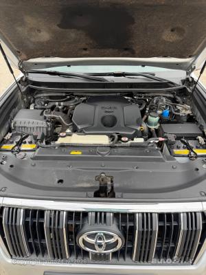 Pelēks Toyota Land Cruiser 2019 Tallina, ar dzinēja tilpumu 2.80 L un nobraukumu 188 tūkst. km par 42900 €, foto 17 vietnē AUTOMOTO.COM.LV