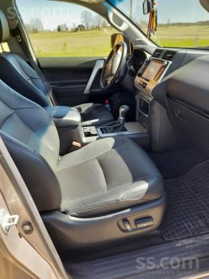 Pelēks Toyota Land Cruiser 2019 Madona, ar dzinēja tilpumu 2.80 L un nobraukumu 232 tūkst. km par 34000 €, foto 5 vietnē AUTOMOTO.COM.LV