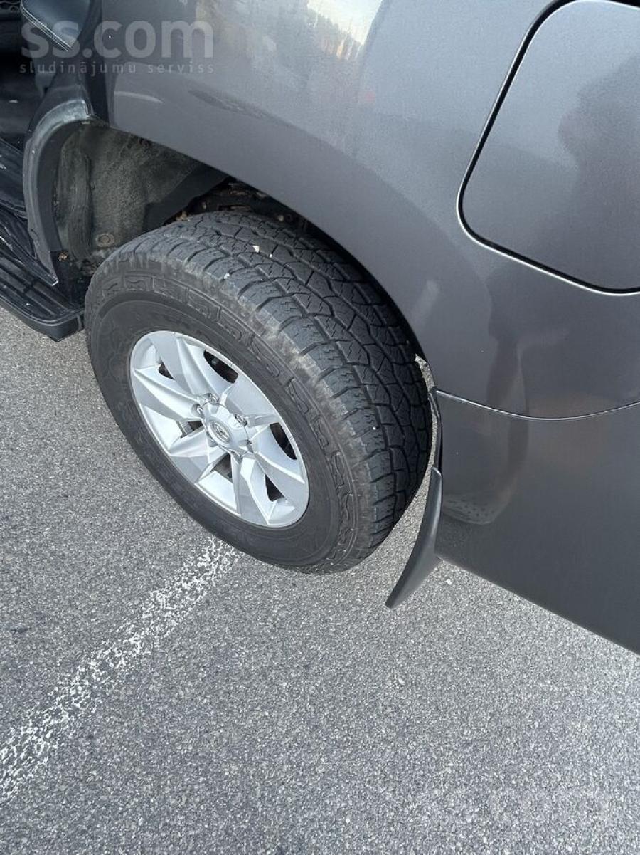 Pelēks Toyota Land Cruiser 2020 Rīga, ar dzinēja tilpumu 2.80 L un nobraukumu 94 tūkst. km par 45000 €, foto 9 vietnē AUTOMOTO.COM.LV