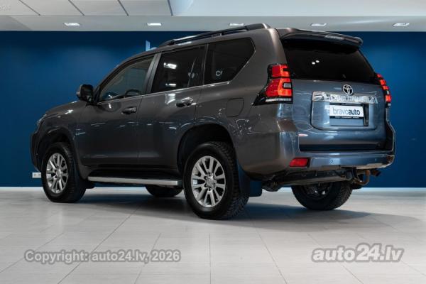 Pelēks Toyota Land Cruiser 2021 Tallina, ar dzinēja tilpumu 2.80 L un nobraukumu 180 tūkst. km par 48490 €, foto 4 vietnē AUTOMOTO.COM.LV