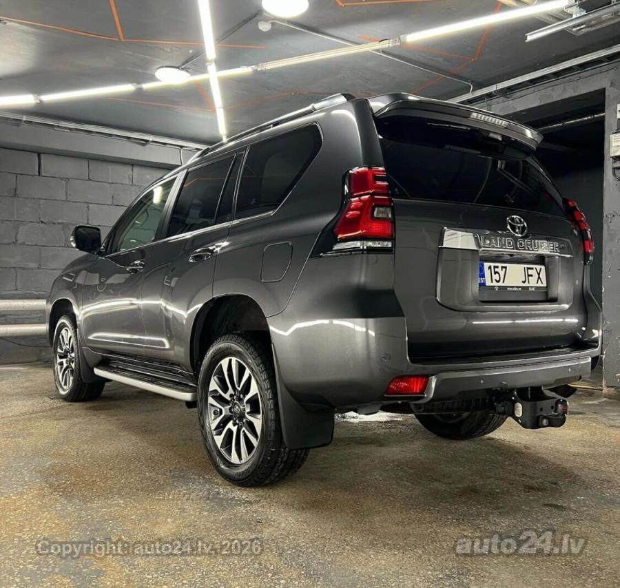 Grey Toyota Land Cruiser 2021 in Tallinn, with an engine capacity of 2.80 L and mileage of 73 thousand km for 50999 €, photo 4 on AUTOMOTO.COM.LV