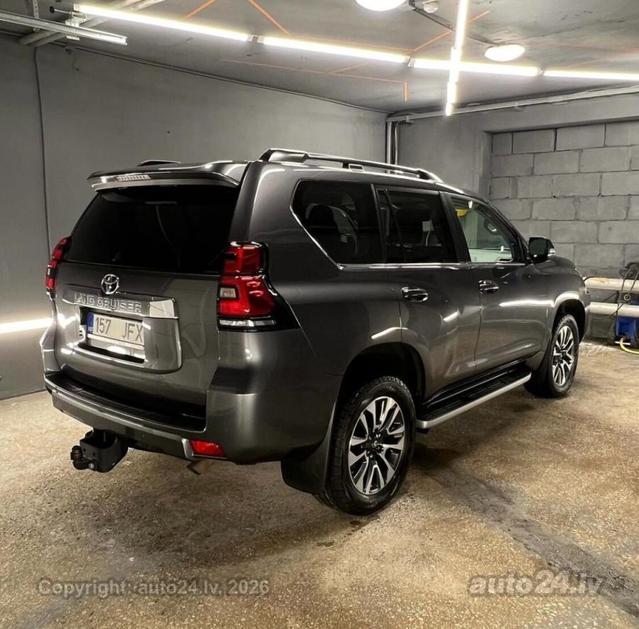 Grey Toyota Land Cruiser 2021 in Tallinn, with an engine capacity of 2.80 L and mileage of 73 thousand km for 50999 €, photo 5 on AUTOMOTO.COM.LV