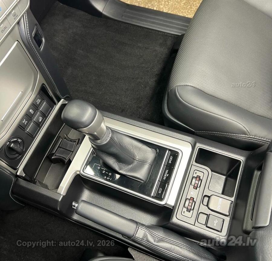 Grey Toyota Land Cruiser 2021 in Tallinn, with an engine capacity of 2.80 L and mileage of 73 thousand km for 50999 €, photo 11 on AUTOMOTO.COM.LV