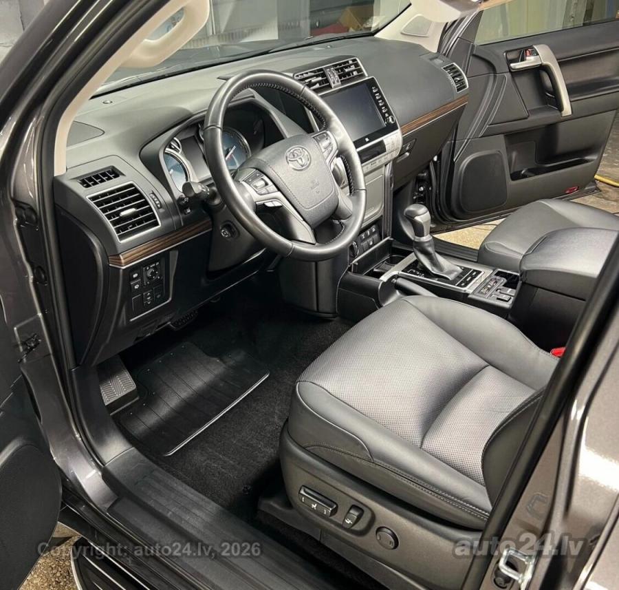 Grey Toyota Land Cruiser 2021 in Tallinn, with an engine capacity of 2.80 L and mileage of 73 thousand km for 50999 €, photo 12 on AUTOMOTO.COM.LV