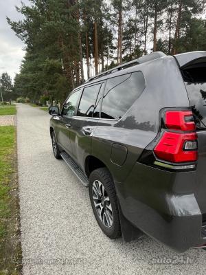 Grey Toyota Land Cruiser 2021 in Tallinn, with an engine capacity of 2.80 L and mileage of 73 thousand km for 50999 €, photo 13 on AUTOMOTO.COM.LV