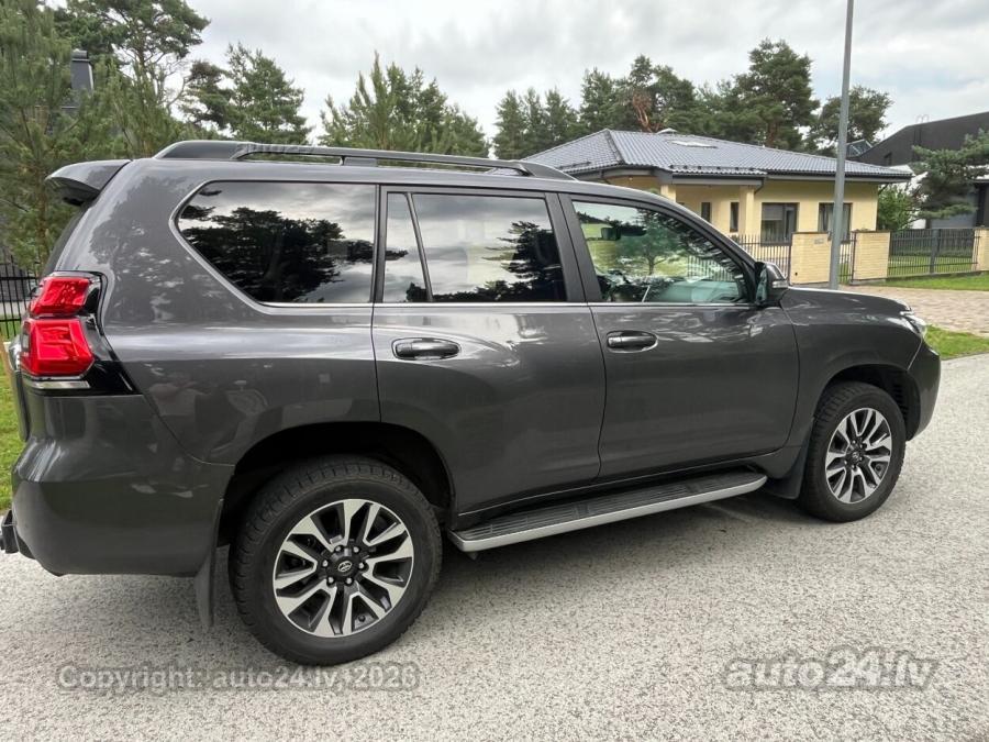 Grey Toyota Land Cruiser 2021 in Tallinn, with an engine capacity of 2.80 L and mileage of 73 thousand km for 50999 €, photo 16 on AUTOMOTO.COM.LV
