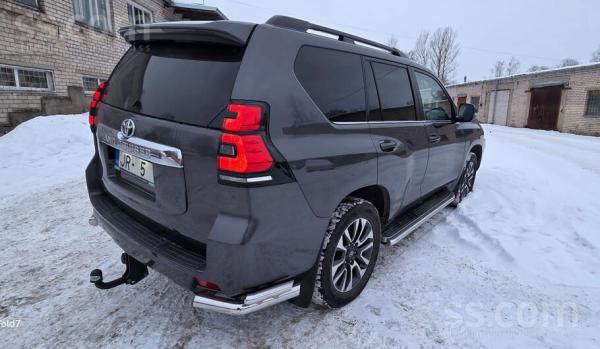 Grey Toyota Land Cruiser 2021 in Riga, with an engine capacity of 2.80 L and mileage of 87 thousand km for 42500 €, photo 4 on AUTOMOTO.COM.LV