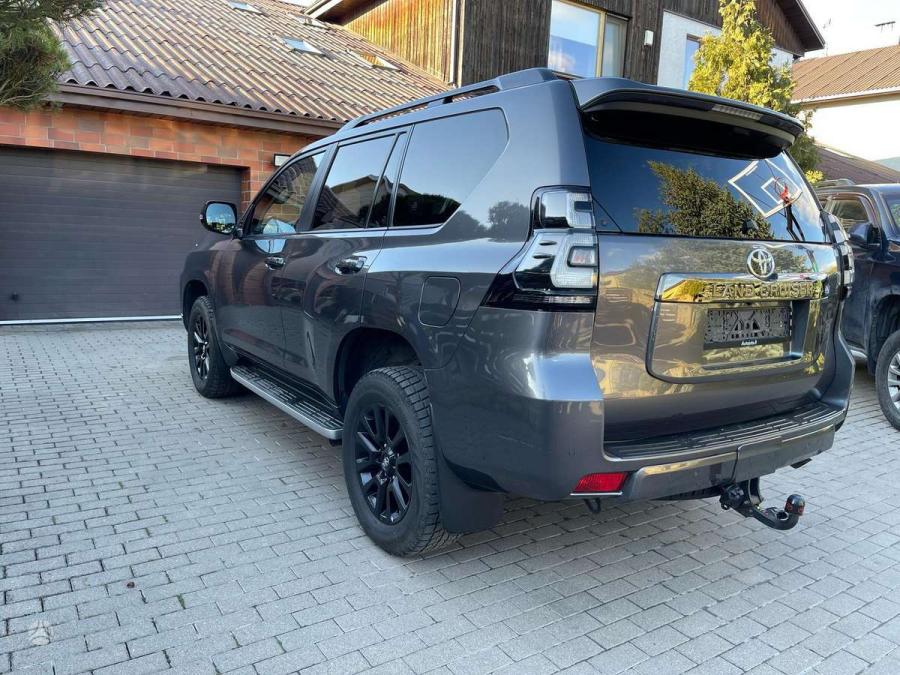 Grey Toyota Land Cruiser 2021 in Marijampole, with an engine capacity of 2.76 L and mileage of 149 thousand km for 41900 €, photo 5 on AUTOMOTO.COM.LV