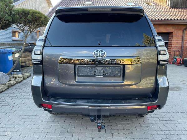 Grey Toyota Land Cruiser 2021 in Marijampole, with an engine capacity of 2.76 L and mileage of 149 thousand km for 41900 €, photo 5 on AUTOMOTO.COM.LV