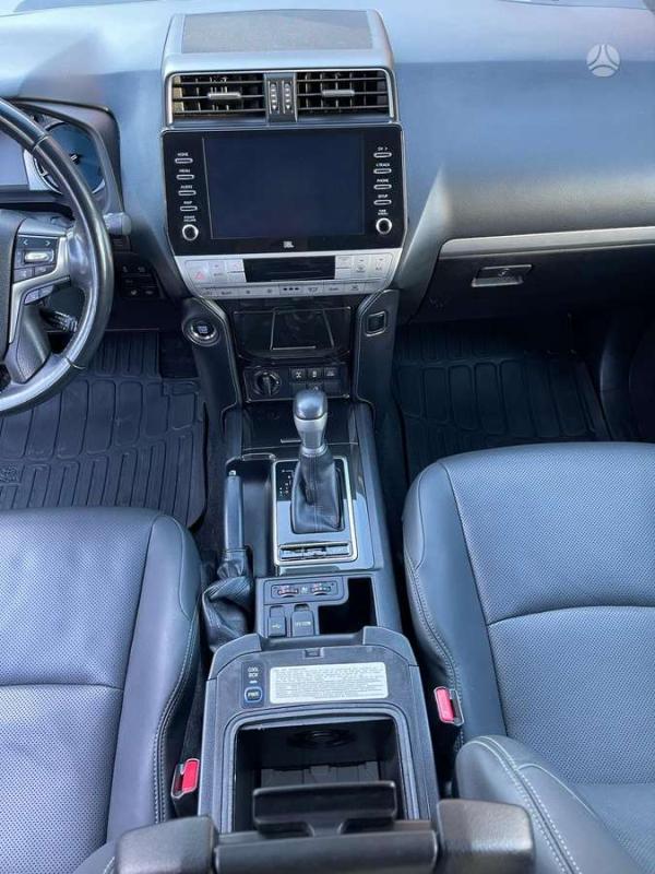 Grey Toyota Land Cruiser 2021 in Marijampole, with an engine capacity of 2.76 L and mileage of 149 thousand km for 41900 €, photo 7 on AUTOMOTO.COM.LV