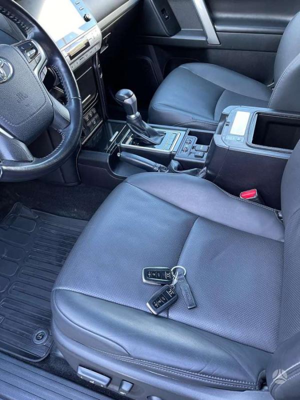 Grey Toyota Land Cruiser 2021 in Marijampole, with an engine capacity of 2.76 L and mileage of 149 thousand km for 41900 €, photo 8 on AUTOMOTO.COM.LV