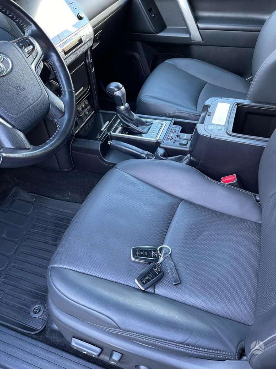 Grey Toyota Land Cruiser 2021 in Marijampole, with an engine capacity of 2.76 L and mileage of 149 thousand km for 41900 €, photo 9 on AUTOMOTO.COM.LV